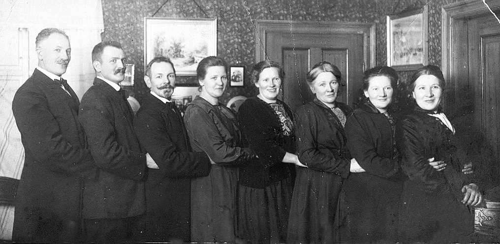 Billeder: Søskende samlet til deres forældres Guldbryllup. Et dejligt og sødt billed for tiden ...